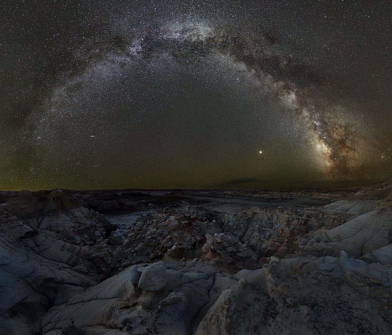Milchstraße über der Bisti und Ah-Shi-Sle-Pah Wilderness in New Mexico
